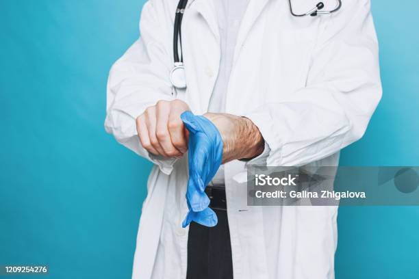 Foto Tanaman Dokter Pria Dengan Mantel Putih Mengenakan Sarung Tangan ... Foto Tanaman Dokter Pria Dengan Mantel Putih Mengenakan Sarung Tangan ...