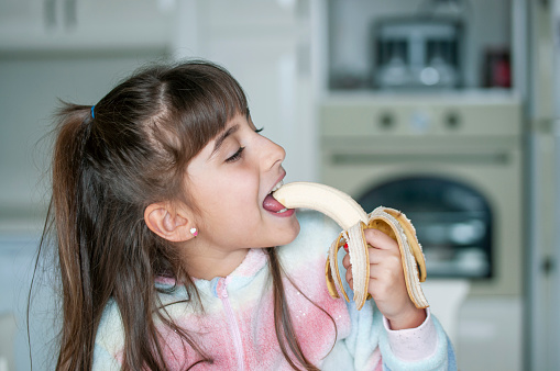 Gadis Kecil Yang Lucu Makan Pisang Foto Stok Unduh Gambar Sekarang