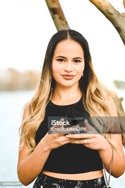 Photo Libre De Droit De Belle Jeune Femme Latina 18 Ans Utilise Le