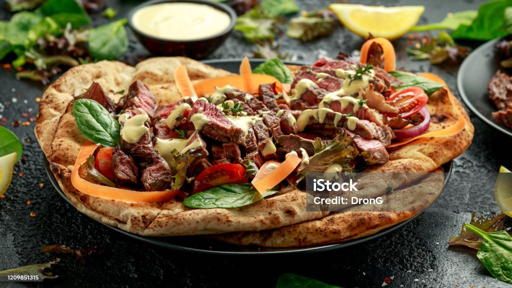 Steak Daging Sapi Panggang Dan Iris Pada Roti Naan Bawang Putih Dan