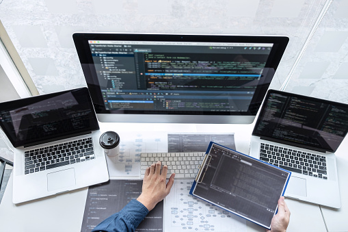 Programmer Pengembang Mengerjakan Proyek Dalam Komputer Pengembangan