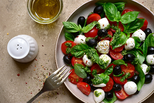 Kuvapankin valokuva otsikolla Caprese Perinteinen Italialainen Salaatti ... Kuvapankin valokuva otsikolla Caprese Perinteinen Italialainen Salaatti ...