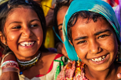 Grupo De Chicas Indias Gitanas Felices Pueblo Desértico India Foto De