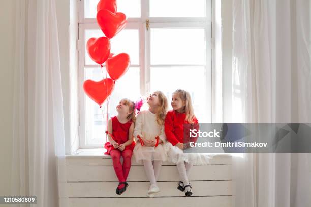 Drei Kleine Mädchen Sitzen Mit Roten Herzballons Stockfoto Und Mehr