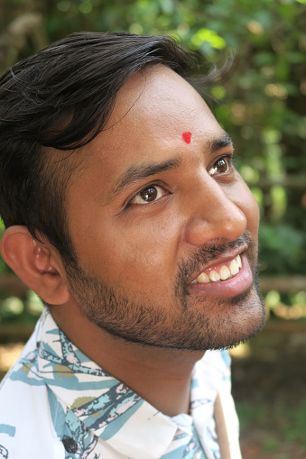 Gambar Pria Hindu Muda India Yang Bahagia Tersenyum Dengan Gigi Putih ... Gambar Pria Hindu Muda India Yang Bahagia Tersenyum Dengan Gigi Putih ...