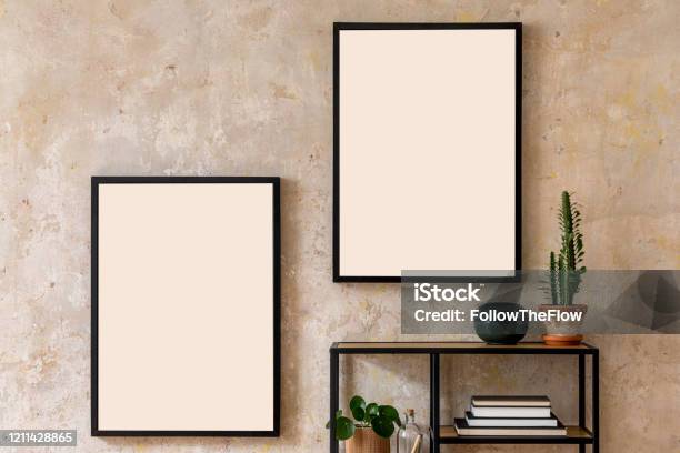 Desain Interior Ruang Tamu Dengan Dua Bingkai Mock Up Poster Hitam Rak