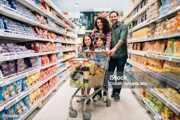 Belanja Keluarga Di Supermarket Foto Stok - Unduh Gambar Sekarang ... Belanja Keluarga Di Supermarket Foto Stok - Unduh Gambar Sekarang ...