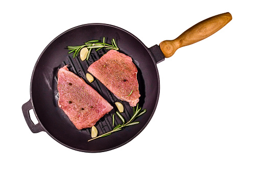 Steak Mentah Dengan Bawang Putih Rosemary Dan Rempahrempah Dalam Panci
