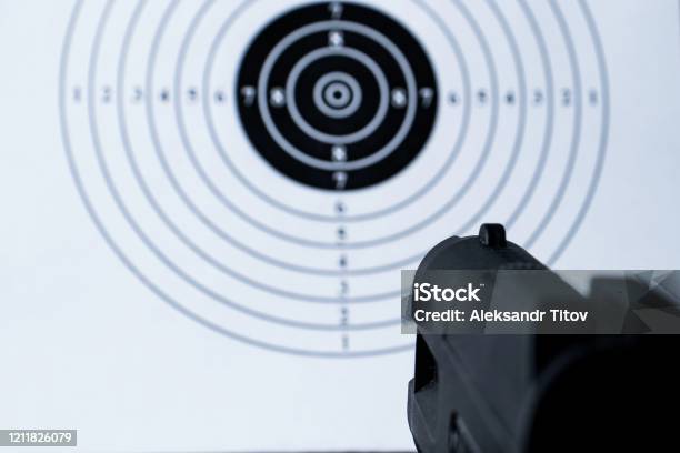 Latar Belakang Dengan Pistol Yang Ditujukan Untuk Target Bulat Dengan