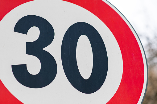 Señal De Límite De Velocidad 30 Foto de stock y más banco de imágenes ... Señal De Límite De Velocidad 30 Foto de stock y más banco de imágenes ...