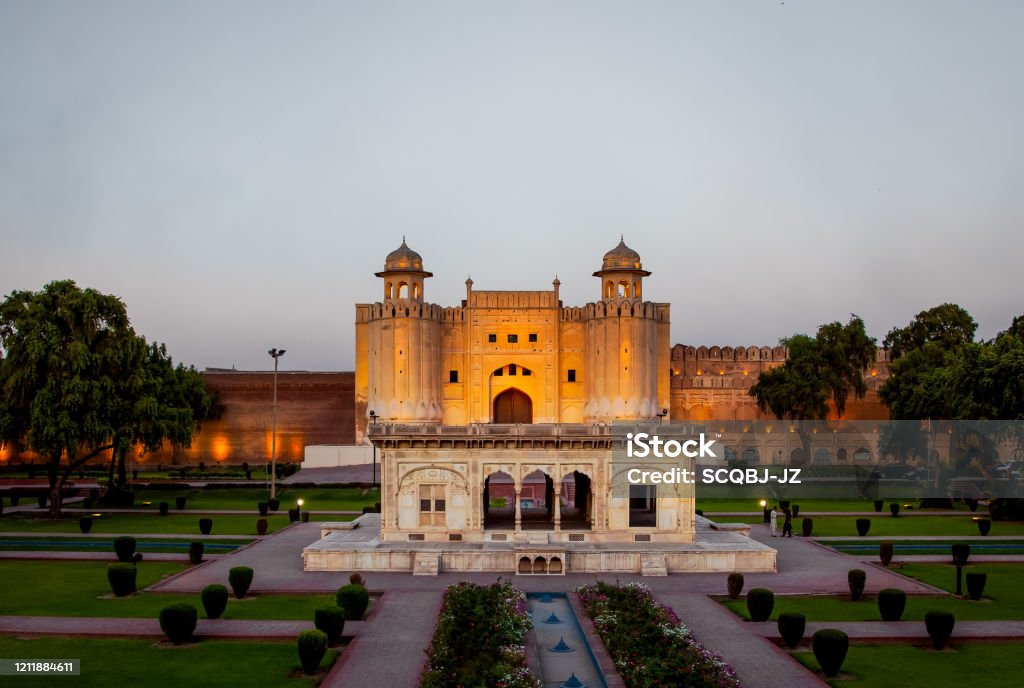 Gerbang Alamigiri Yang Ikonik Dari Benteng Lahore Dan Paviliun Di Depan ... Gerbang Alamigiri Yang Ikonik Dari Benteng Lahore Dan Paviliun Di Depan ...