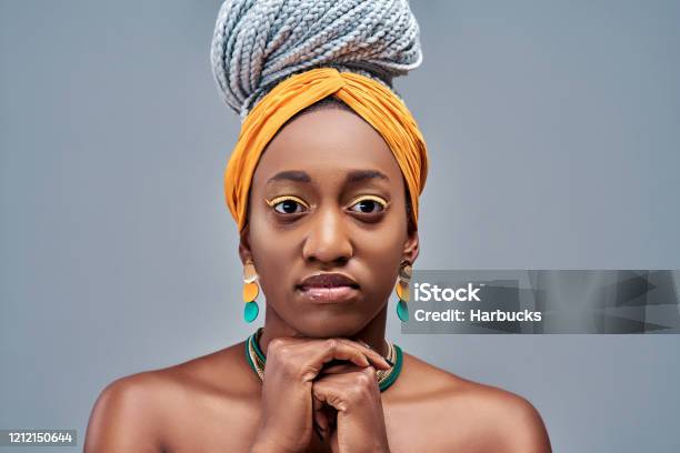 Wanita Muda Afrika Amerika Yang Cantik Dengan Kepang Afro Di Atas Latar