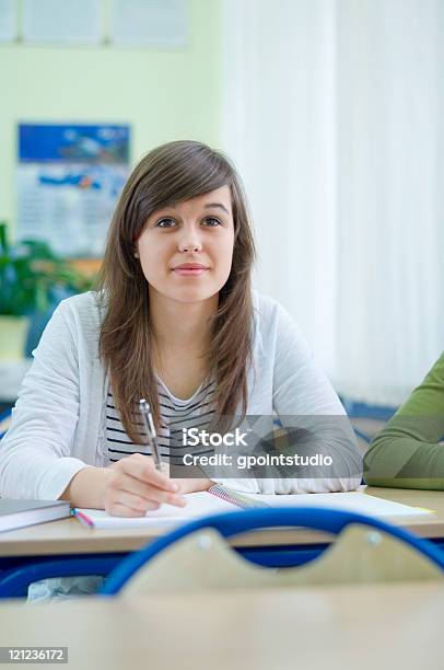 Teen 소녀 강의실형 교실에 대한 스톡 사진 및 기타 이미지 교실 듣기 십대 Istock