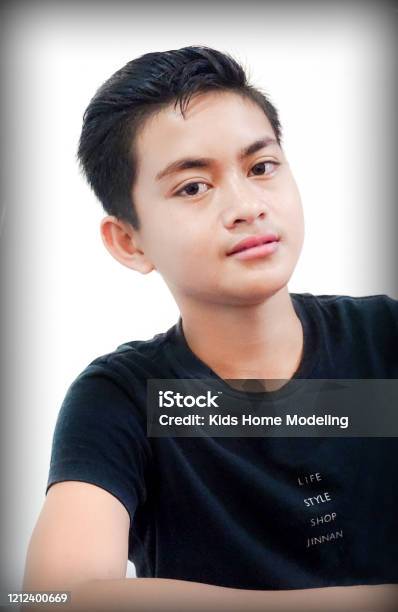 Remaja Lakilaki Indonesia Berpose Untuk Sesi Pemodelan Profesional Foto