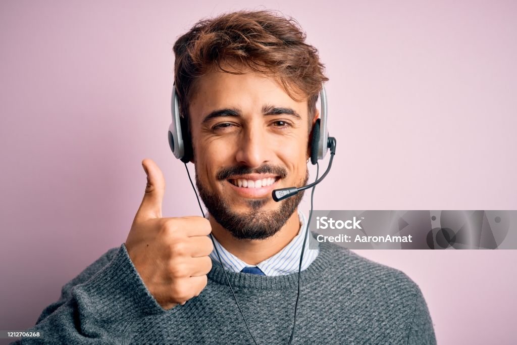 Agen Call Center Muda Pria Dengan Jenggot Mengenakan Headset Di Atas