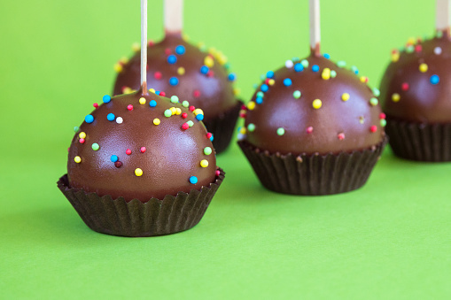 Kue Cokelat Muncul Dengan Serpihan Kelapa Pada Latar Belakang Rngreen Kue Mini Di Tongkat Kayu