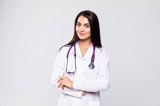 Dokter Muda Cantik Dengan Stetoskop Terisolasi Di Latar Belakang Putih ... Dokter Muda Cantik Dengan Stetoskop Terisolasi Di Latar Belakang Putih ...