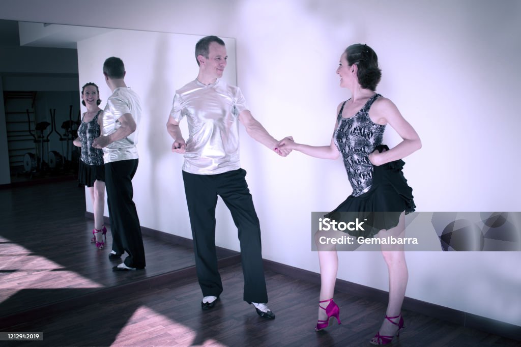 Foto De Casal De Dançarinos Com Trajes Latinos Atraentes Dançando Salsa