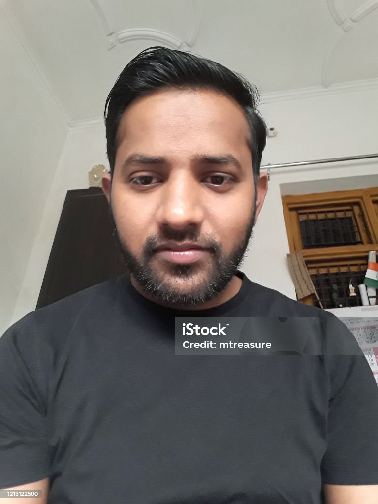 Gambar Pria Hindu Muda Yang Tampan Di Awal 20an Mengambil Selfie Dengan ... Gambar Pria Hindu Muda Yang Tampan Di Awal 20an Mengambil Selfie Dengan ...