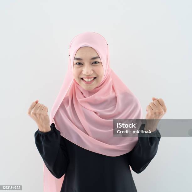 Potret Setengah Panjang Wanita Muda Muslim Cantik Asia Yang Mengenakan ... Potret Setengah Panjang Wanita Muda Muslim Cantik Asia Yang Mengenakan ...