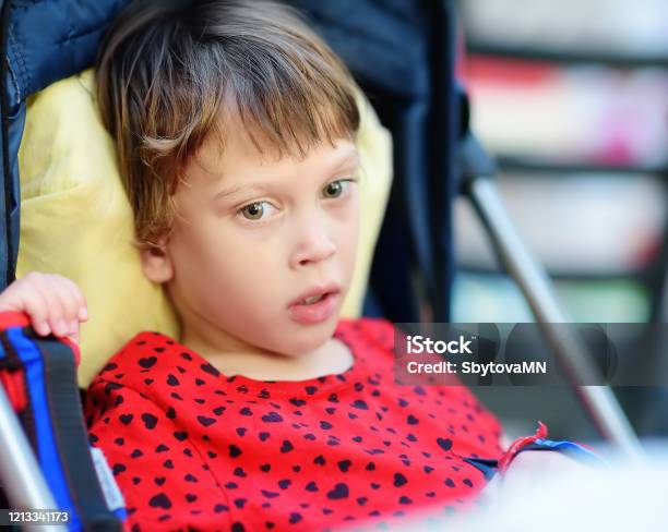Potret Seorang Gadis Kecil Cacat Yang Lucu Di Kursi Roda Cerebral Palsy ... Potret Seorang Gadis Kecil Cacat Yang Lucu Di Kursi Roda Cerebral Palsy ...