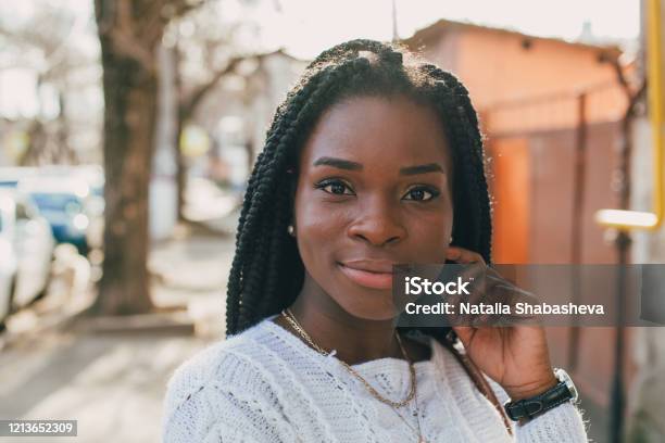 Potret Close Up Seorang Wanita Muda Afrika Amerika Yang Cantik Dengan Gaya Rambut Kuncir