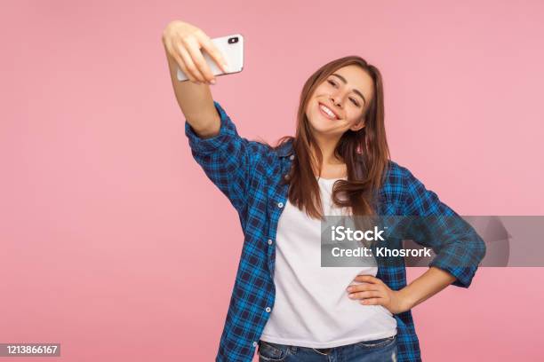 Potret Gadis Cantik Ceria Dengan Kemeja Kotakkotak Tersenyum Dan