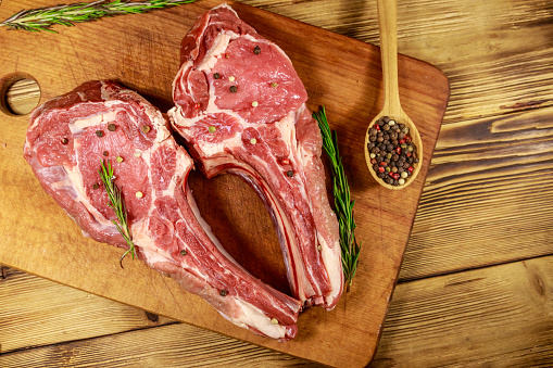Steak Mata Iga Sapi Segar Mentah Di Tulang Dengan Rempahrempah Dan