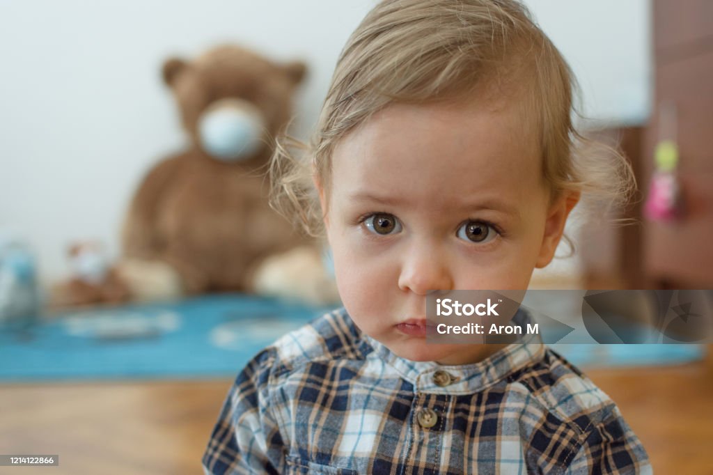 Foto De Criança Brincando Com Seus Ursinhos De Pelúcia Doentes Usando Máscara Médica Contra