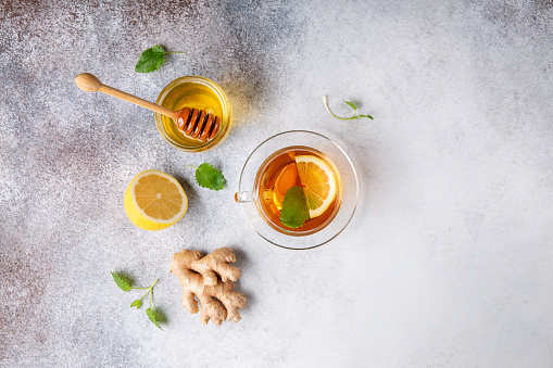 Secangkir Teh Panas Dengan Jahe Lemon Mint Dan Madu Di Latar Belakang ... Secangkir Teh Panas Dengan Jahe Lemon Mint Dan Madu Di Latar Belakang ...