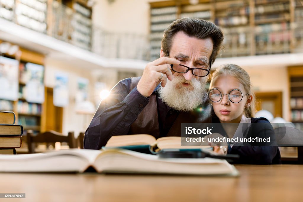 Kakek Pria Senior Yang Bergaya Membaca Buku Yang Menarik Untuk Cucunya ... Kakek Pria Senior Yang Bergaya Membaca Buku Yang Menarik Untuk Cucunya ...