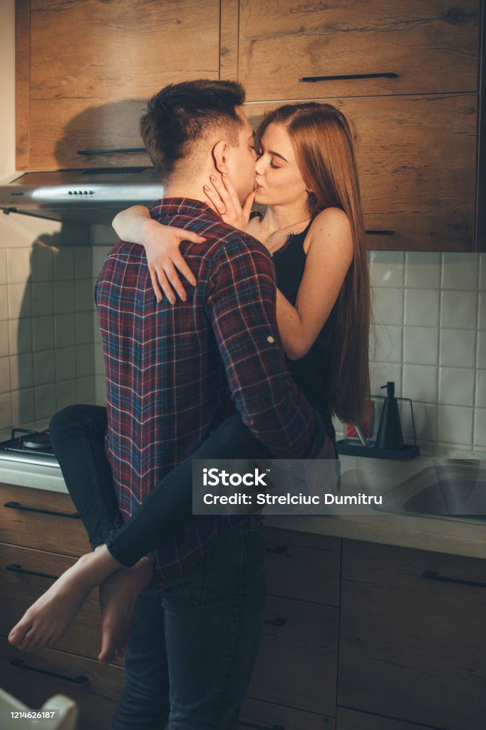 Photo Libre De Droit De Couples Caucasiens Sembrassant Et Sembrassant