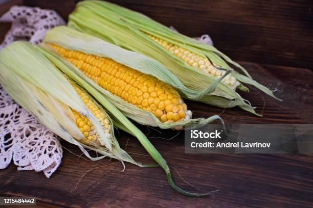 Jagung Kuning Segar Di Papan Kayu Deretan Tongkol Jagung Segar Rebus ... Jagung Kuning Segar Di Papan Kayu Deretan Tongkol Jagung Segar Rebus ...