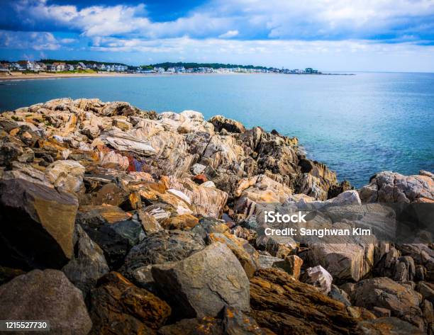 Bebatuan Dan Pemandangan Laut Mendung Di Sepanjang Garis Pantai Samudra ... Bebatuan Dan Pemandangan Laut Mendung Di Sepanjang Garis Pantai Samudra ...