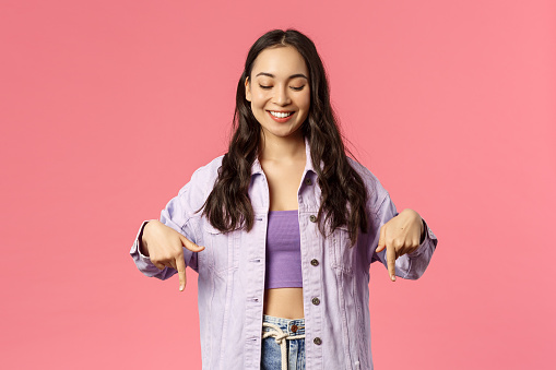 Potret Gadis Asia Yang Tampan Bergaya Dengan Jaket Denim Croptop Menemukan Tempat Yang Bagus