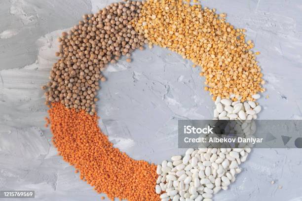 Campuran Kacangkacangan Dalam Lingkaran Meja Beton Makanan Dengan ... Campuran Kacangkacangan Dalam Lingkaran Meja Beton Makanan Dengan ...