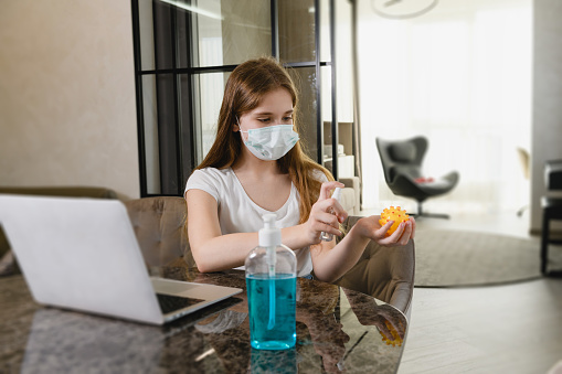 Gadis Bertopeng Medis Mendisinfeksi Halhal Di Rumah Foto Stok - Unduh ... Gadis Bertopeng Medis Mendisinfeksi Halhal Di Rumah Foto Stok - Unduh ...