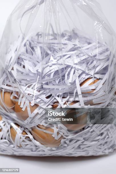 Telur Mentah Yang Terisolasi Ada Di Kantong Plastik Dengan Kertas Limbah Pada Backgroud Putih