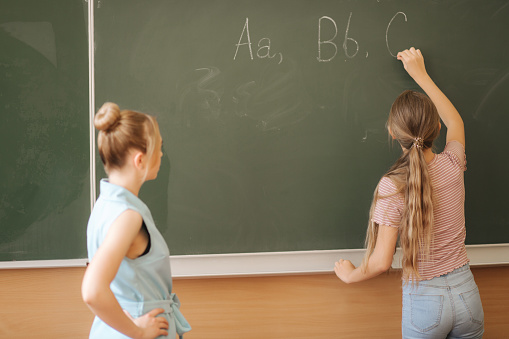 Photo Libre De Droit De Écolière Écrivant Quelque Chose Sur Le Tableau