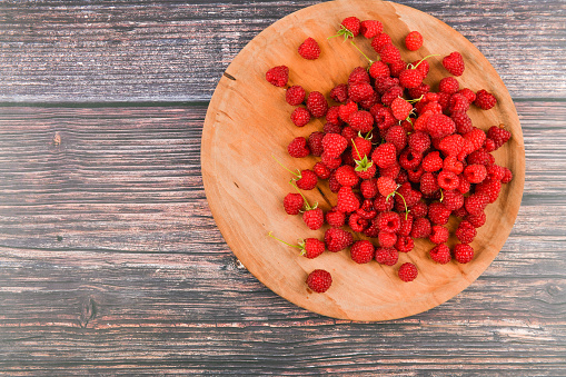 Raspberry Di Piring Kayu Bulat Kayu Piring Datar Pada Latar Belakang