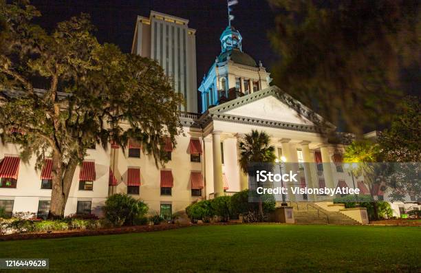 Bangunan Ibu Kota Negara Bagian Florida Yang Bersejarah Dengan Bendera ... Bangunan Ibu Kota Negara Bagian Florida Yang Bersejarah Dengan Bendera ...