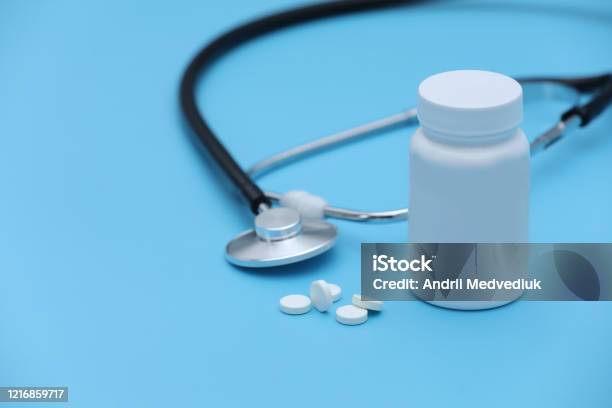 Pil Tumpah Dari Botol Pil Jarum Suntik Termometer Dan Stetoskop Pada