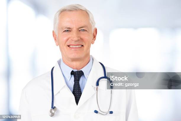 Potret Dokter Pria Saat Berdiri Di Klinik Medis Foto Stok - Unduh ... Potret Dokter Pria Saat Berdiri Di Klinik Medis Foto Stok - Unduh ...