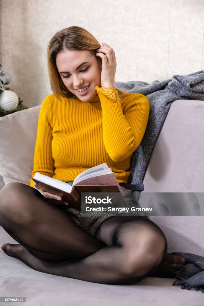 Gadis Muda Yang Cantik Membaca Buku Di Sofa Di Rumah Foto Stok - Unduh ... Gadis Muda Yang Cantik Membaca Buku Di Sofa Di Rumah Foto Stok - Unduh ...