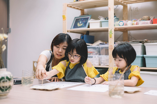 Guru Kelas Seni Mengajar Anakanak Tionghoa Asia Melukis Di Studio Seni ... Guru Kelas Seni Mengajar Anakanak Tionghoa Asia Melukis Di Studio Seni ...