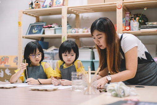 Guru Kelas Seni Mengajar Anakanak Tionghoa Asia Melukis Di Studio Seni ... Guru Kelas Seni Mengajar Anakanak Tionghoa Asia Melukis Di Studio Seni ...