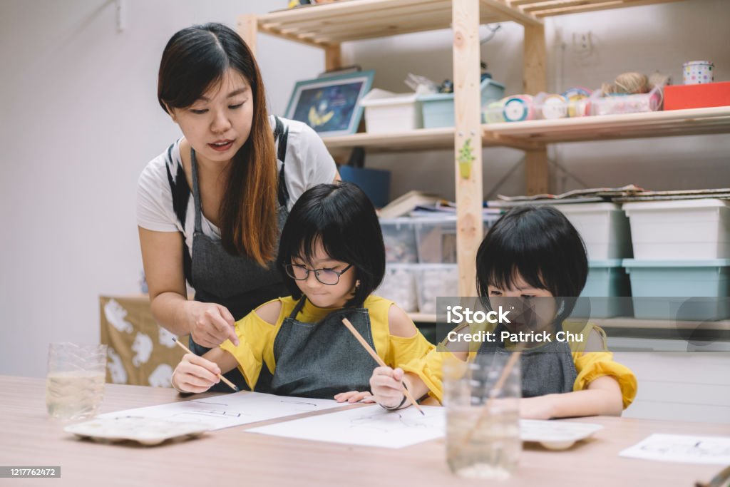 Guru Kelas Seni Mengajar Anakanak Tionghoa Asia Melukis Di Studio Seni ... Guru Kelas Seni Mengajar Anakanak Tionghoa Asia Melukis Di Studio Seni ...