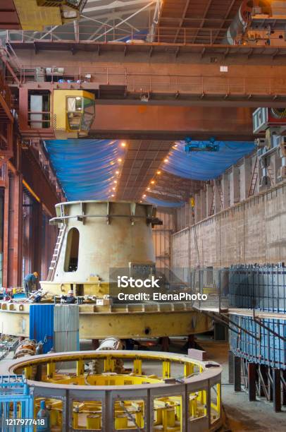 Pemasangan Generator Listrik Di Ruang Mesin Pembangkit Listrik Tenaga