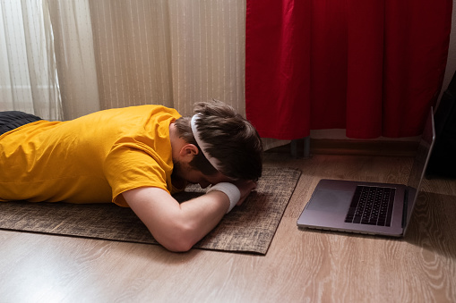 Pemuda Bermeditasi Di Lantai Dan Berbaring Di Makarasana Berpose Di ... Pemuda Bermeditasi Di Lantai Dan Berbaring Di Makarasana Berpose Di ...