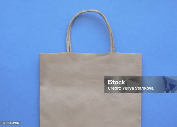 Mockup Paket Kertas Kerajinan Coklat Dengan Pegangan Tas Belanja